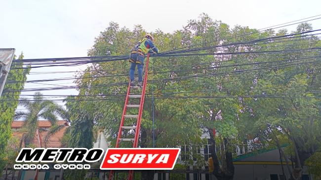PLN Icon Plus Menata Kabel FO di Tiang PLN Madiun Kota Guna Jaga ...
