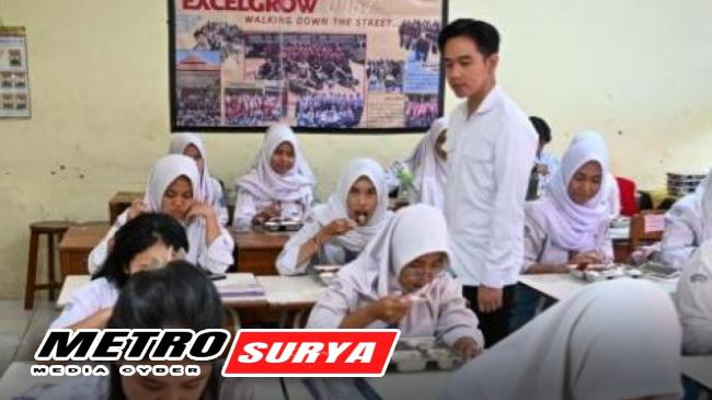 Gibran Tinjau Program (MBG) di SMA Negeri 10 Surabaya
